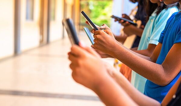 Ergebnisse des Jugend-Internet-Monitor 2025 präsentiert - Schule.at